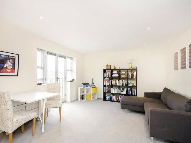 Collard Place, Chalk Farm, London, NW1 2 bed apartment to rent £2,600 pcm £600 pw