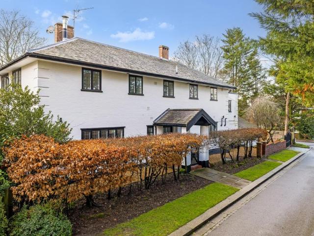 College Avenue, Epsom KT17 4 bed detached house to rent £5,500 pcm £1,269 pw
