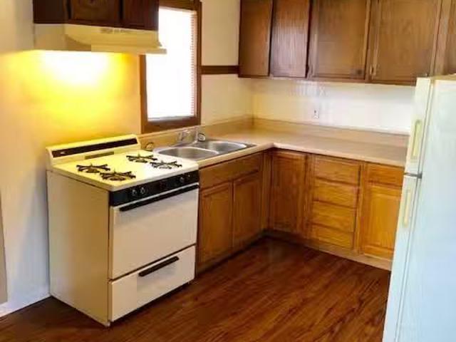 College Apartments 223 1/2 E. College 223 1/2 E College St.