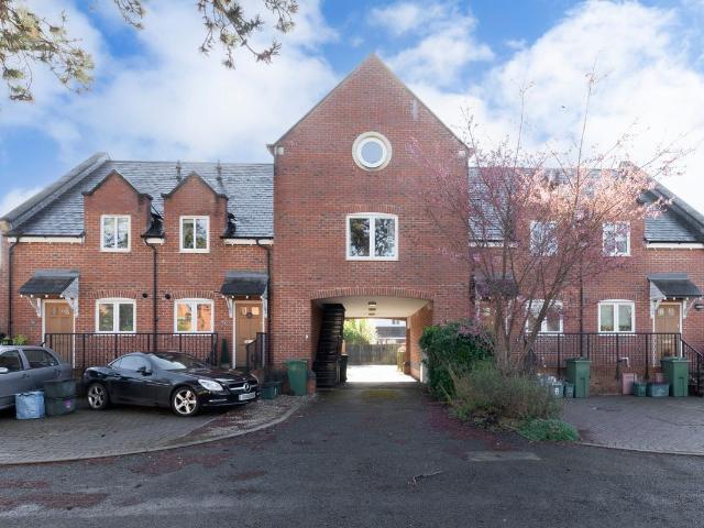 College Gate, Cheltenham GL53, 2 bed maisonette to rent, £1,400 pcm | PrimeLocation