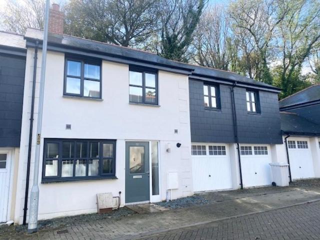 College Green, Penryn TR10 4 bed semi detached house to rent £2,600 pcm £600 pw