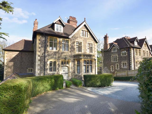 College Grove, Malvern WR14, 2 bed flat to rent, £1,050 pcm | PrimeLocation