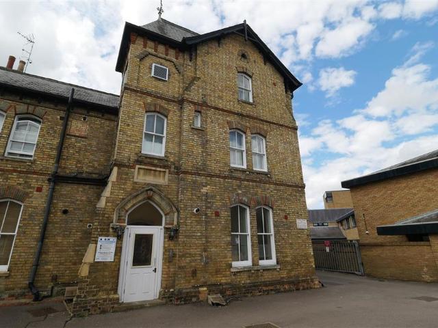 College House, Huntingdon PE29, 2 bed flat to rent, £1,050 pcm | PrimeLocation