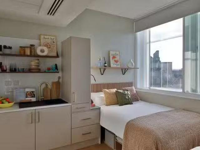 College House Premium XS Studio Cathedral View