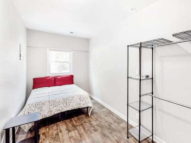 College Park bungalow in a quiet neighborhood, very close to MARTA and Old National!