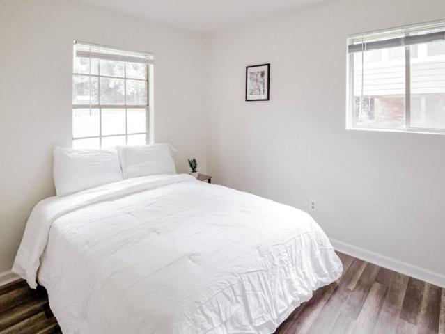 College Park bungalow near MARTA and Airport await