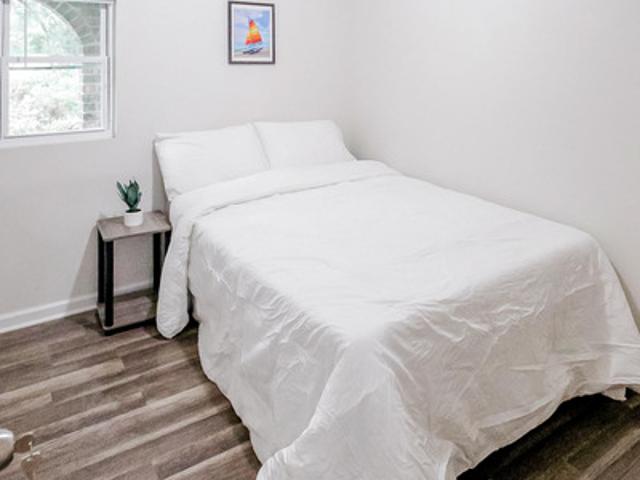 College Park bungalow near MARTA and Airport awaits you!
