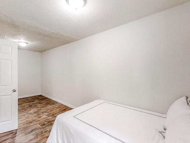 College Park bungalow near MARTA and Airport awaits you!