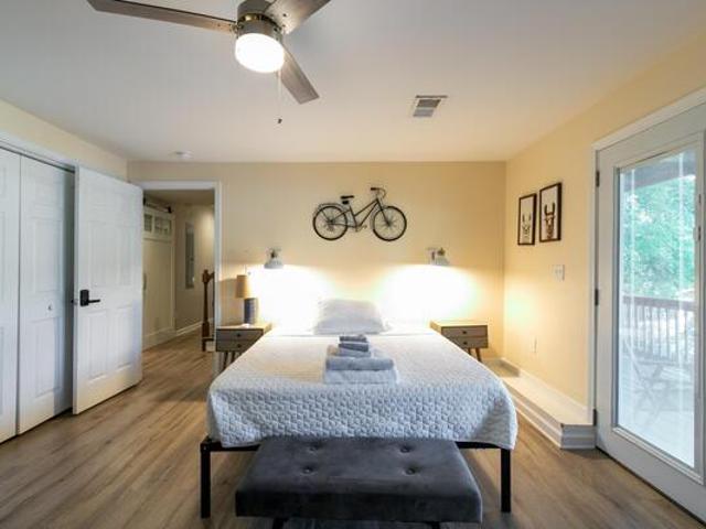 College Park Duplex / Multiplex with Dining area. Cozy & homey