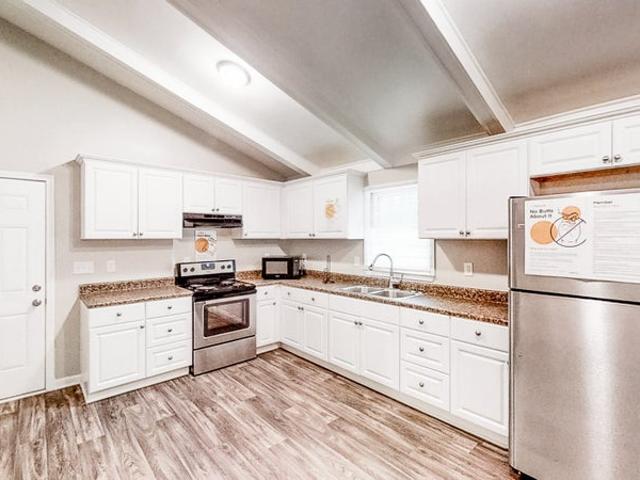 College Park Home, a 10 minute walk to bus stop Ol