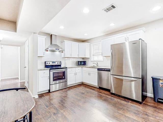 College Park Home, a 1 minute walk to transit stop