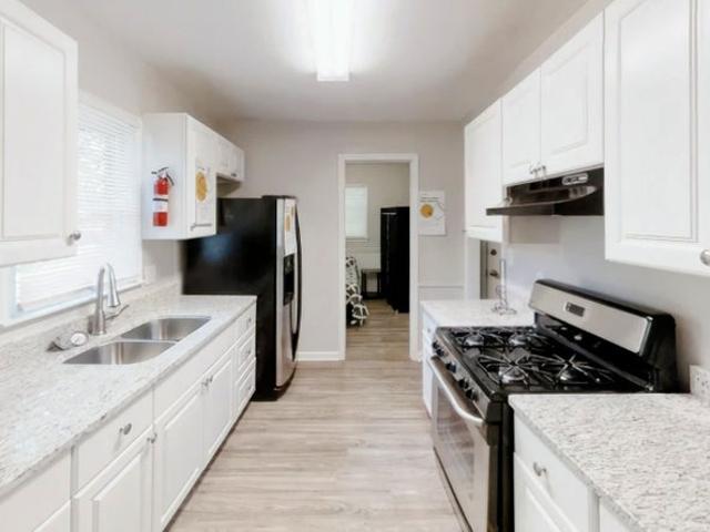 College Park home, a 8 minute walk to bus line 89