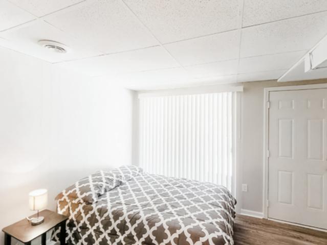 College Park home, a 8 minute walk to bus line 89