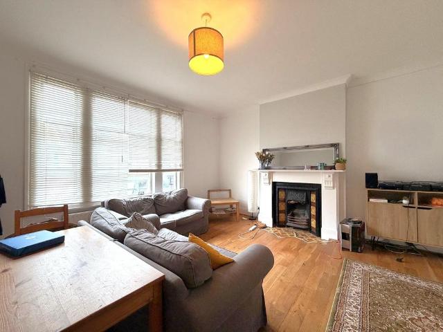 College Road, Kensal Green, London NW10 2 bed flat to rent £2,195 pcm £507 pw