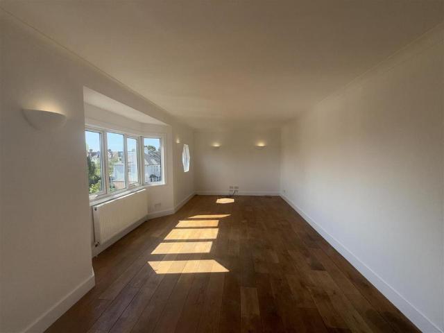 College Road, Kensal Rise 3 bed flat to rent £2,850 pcm £658 pw