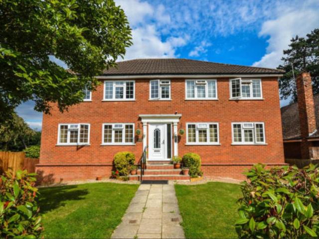 College Road, Hoddesdon EN11, 2 bed maisonette to rent, £1,500 pcm | PrimeLocation