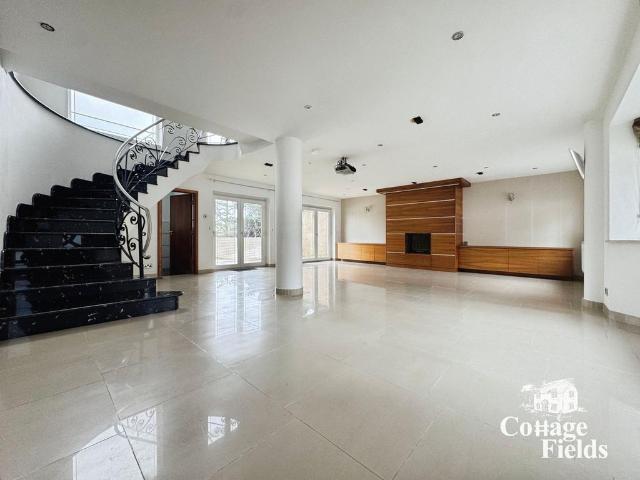 College Road, Hoddesdon EN11 6 bed detached house to rent £8,900 pcm £2,054 pw