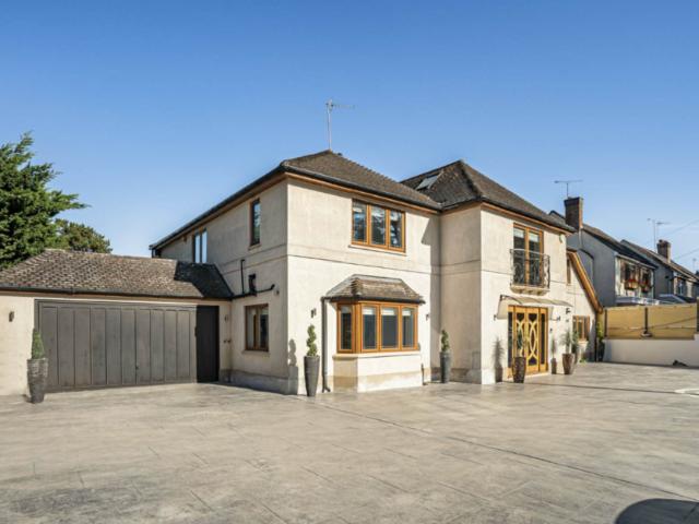 College Road, Hoddesdon 6 bed detached house to rent £8,000 pcm £1,846 pw