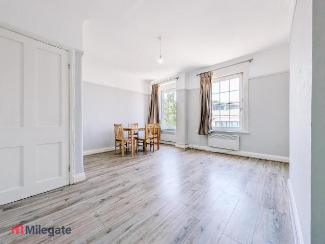 College Road, London NW10 2 bed flat to rent £2,100 pcm £485 pw