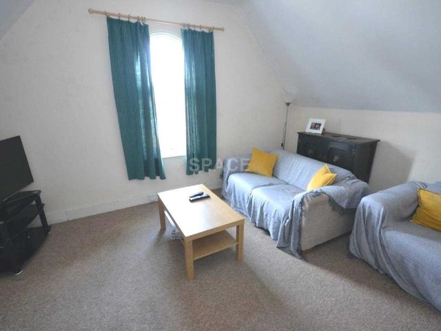 College Road, Reading, Berkshire RG6, 2 bed flat to rent, £1,375 pcm | PrimeLocation
