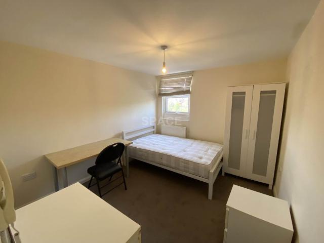 College Road, Reading RG6, 1 bed terraced house to rent, £750 pcm | PrimeLocation