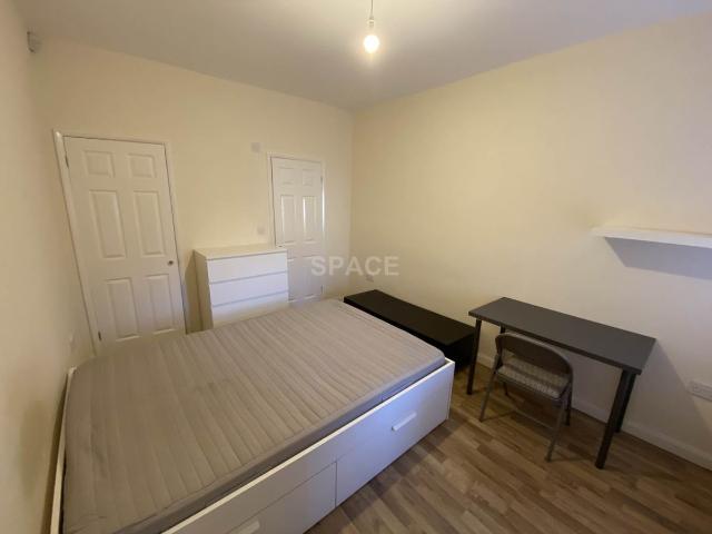 College Road, Reading RG6, 1 bed terraced house to rent, £750 pcm | PrimeLocation