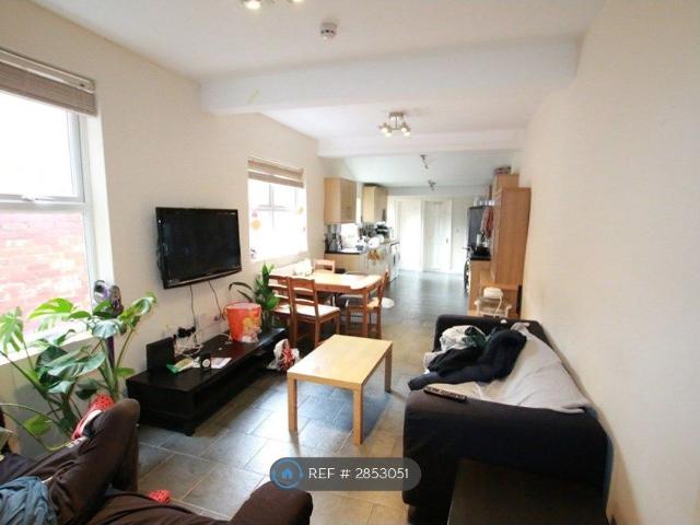 College Road, Reading RG6, 6 bed shared accommodation to rent, £4,500 pcm | PrimeLocation