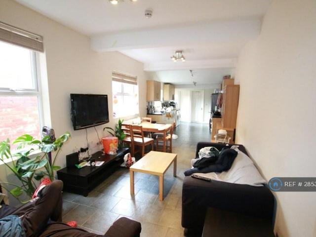 College Road, Reading, RG6 6 bed terraced house to rent £4,500 pcm £1,038 pw