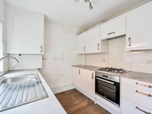 College Road, Woking, GU22 2 bed terraced house to rent £2,150 pcm £496 pw