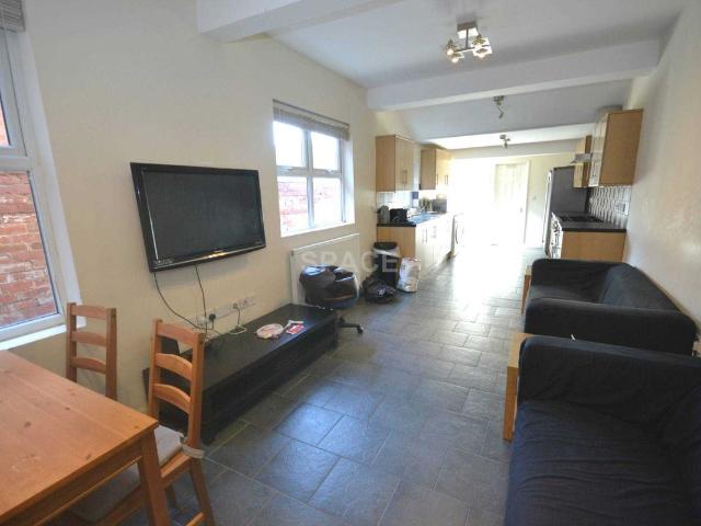 College Road, University, Reading, Berkshire RG6, 6 bed terraced house to rent, £4,500 pcm | PrimeLocation