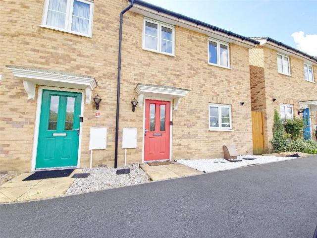 Collerne Street, Romford, Essex, RM3 3 bed terraced house to rent £2,100 pcm £485 pw