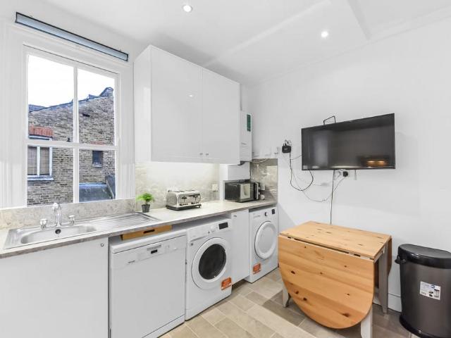 Collingbourne Road, Shepherds Bush. 4 bed flat to rent £3,910 pcm £902 pw