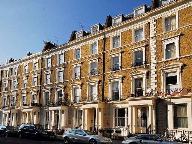 Collingham Place, Earls Court. 4 bed flat to rent £6,067 pcm £1,400 pw