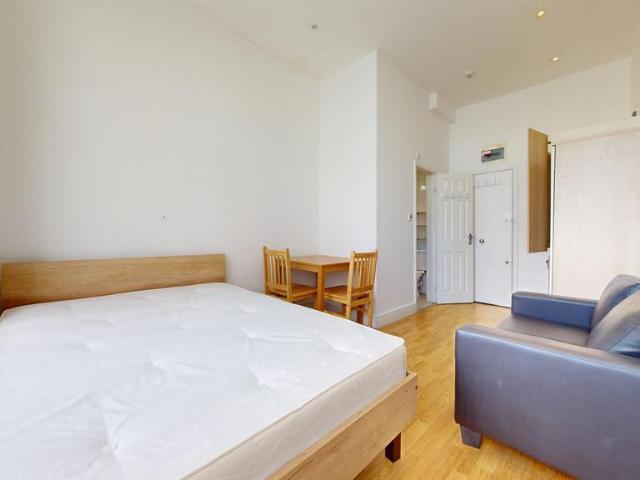 Collingham Place, London SW5 Studio to rent £1,517 pcm £350 pw