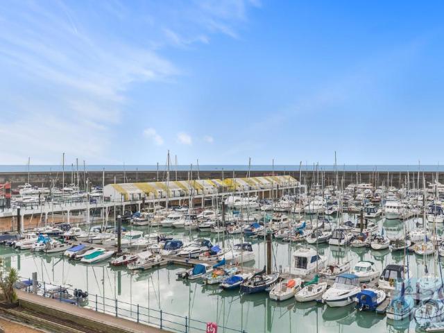 Collingwood Court, Brighton Marina. 3 bed penthouse to rent £2,850 pcm £658 pw
