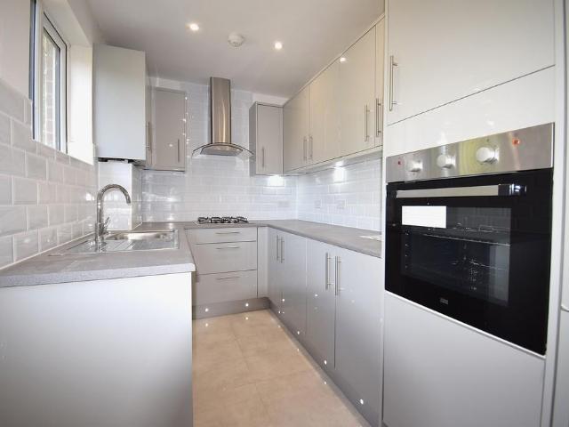 Collie Road, Bedford MK42 4 bed semi detached house to rent £1,550 pcm £358 pw
