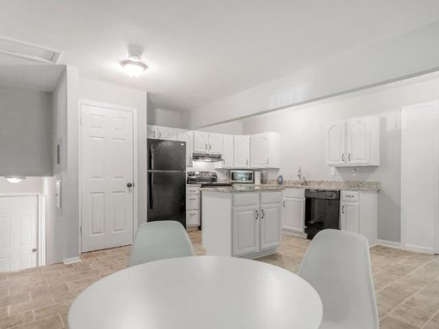 Collier Heights Home, a 10 minute walk to bus 853