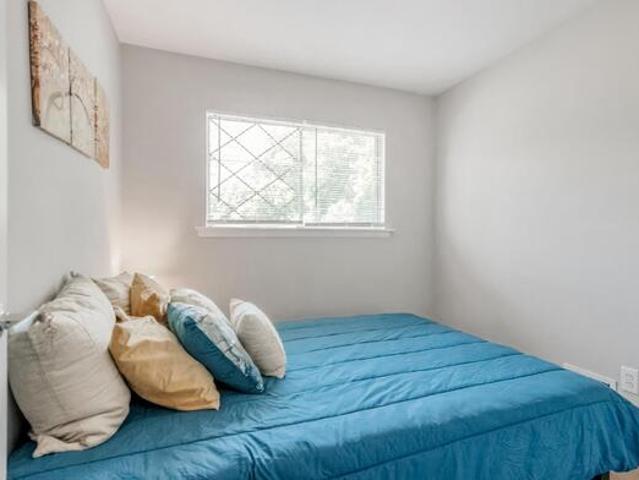 Collier Heights Home, a 10 minute walk to bus 853