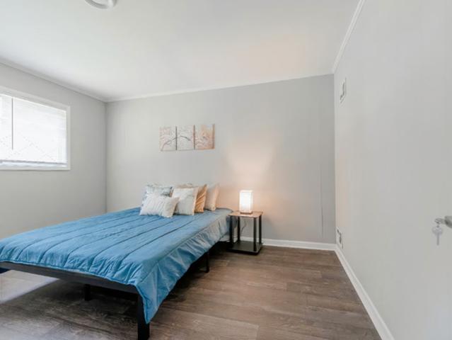 Collier Heights Home, a 10 minute walk to bus 853