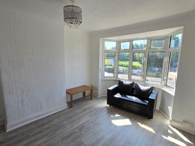 Collier Row Road, Romford RM5, 1 bed flat to rent, £6,283 pcm | PrimeLocation