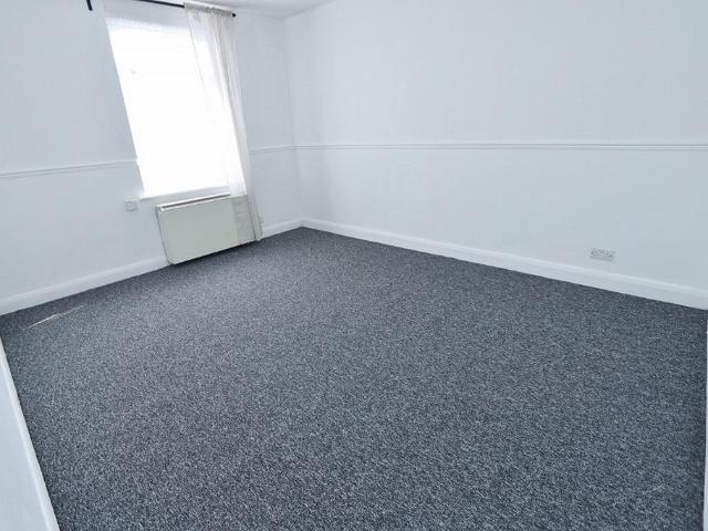 Collier Row Road, Romford, RM5 2 bed apartment to rent £1,600 pcm £369 pw