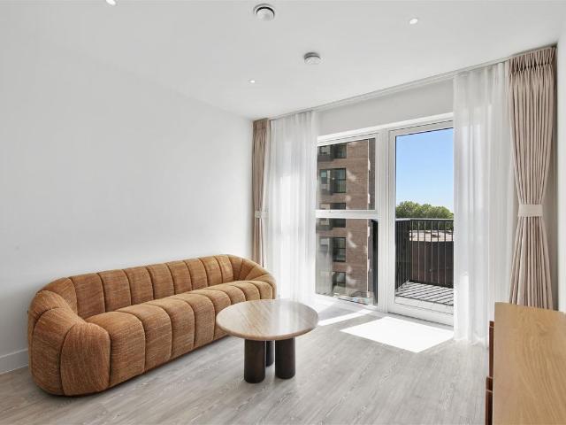 Colmar House, Capital Interchange Way, Brentford TW8, 1 bed flat to rent, £2,050 pcm | PrimeLocation