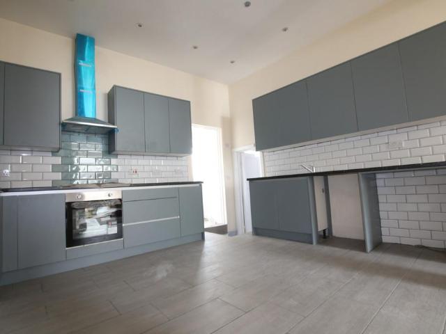 Colnbrook 2 bed apartment to rent £1,700 pcm £392 pw