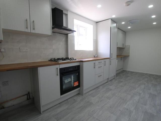 Colnbrook 6 bed detached house to rent £4,800 pcm £1,108 pw