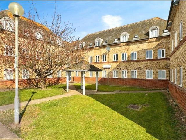 Colne Road, Halstead, Essex, CO9 2 bed flat to rent £1,050 pcm £242 pw