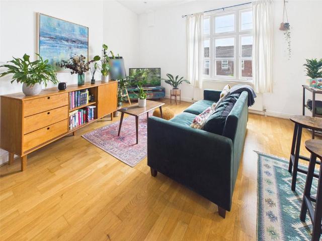 Colne Road, Twickenham 1 bed apartment to rent £1,675 pcm £387 pw
