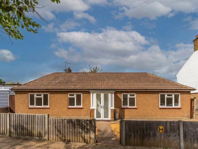 Colne Road, Twickenham TW2 2 bed detached bungalow to rent £2,100 pcm £485 pw