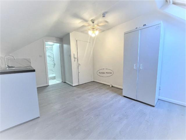 Colney Hatch Lane, London N10, Studio to rent, £1,250 pcm | PrimeLocation