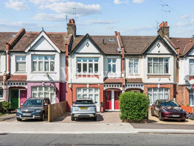 Colney Hatch Lane, London, N10 2 bed apartment to rent £2,150 pcm £496 pw