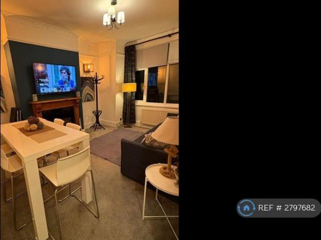 Colney Hatch Lane, London, N10 2 bed flat to rent £2,400 pcm £554 pw